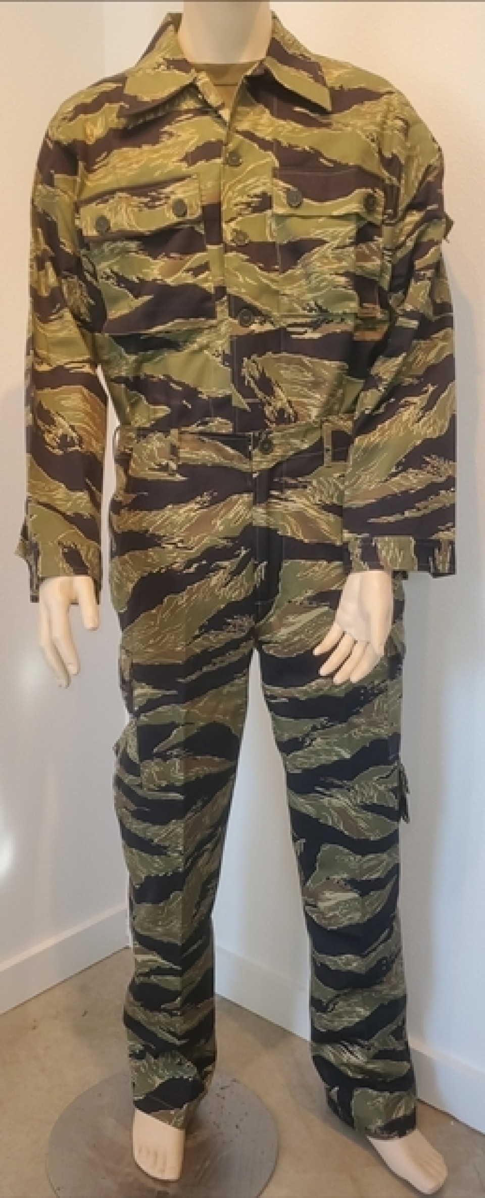 Capt. Willard Uniform Package